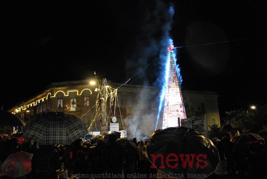 Ostuni dà ufficialmente il benvenuto al Natale con una festa attorno ...