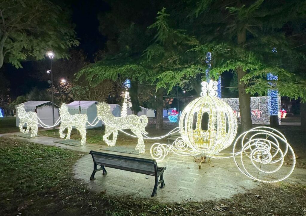 Ostuni si veste a festa: 'La Villa Incantata' illumina il Natale ...